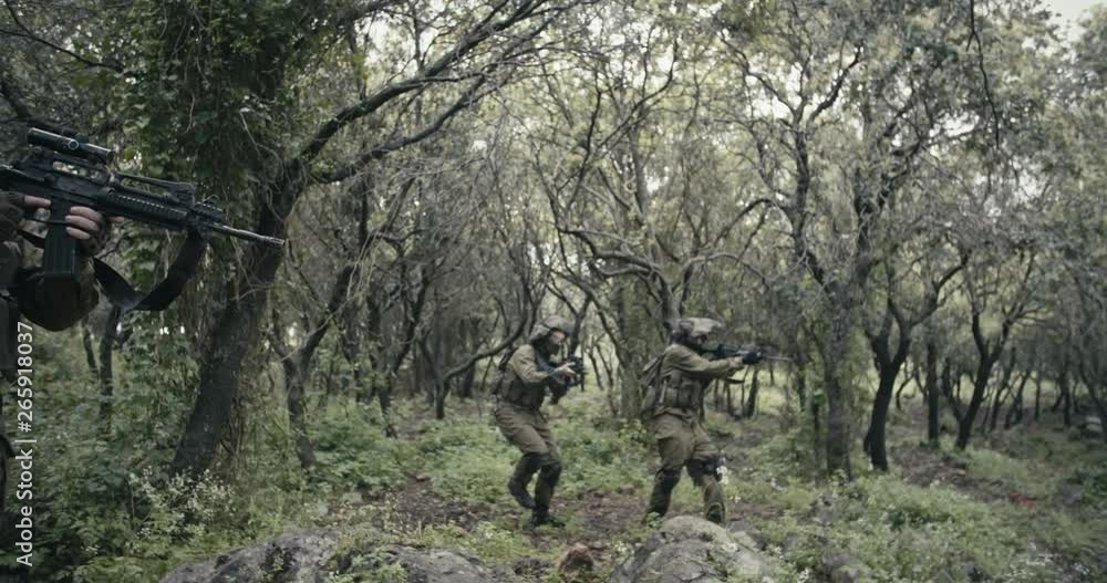 Vidéo Stock Squad of fully armed commando soldiers during combat in a ...