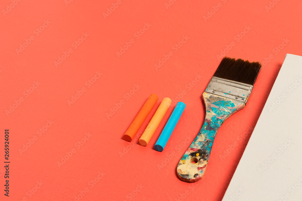 Brocha manchada con colores azules y beige fondo color coral vivo ...