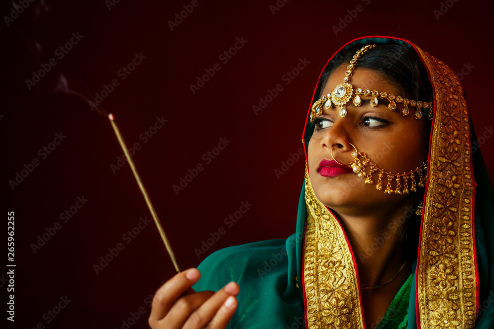 Foto Stock portrait indian beautiful female in golden rich jewelery and ...