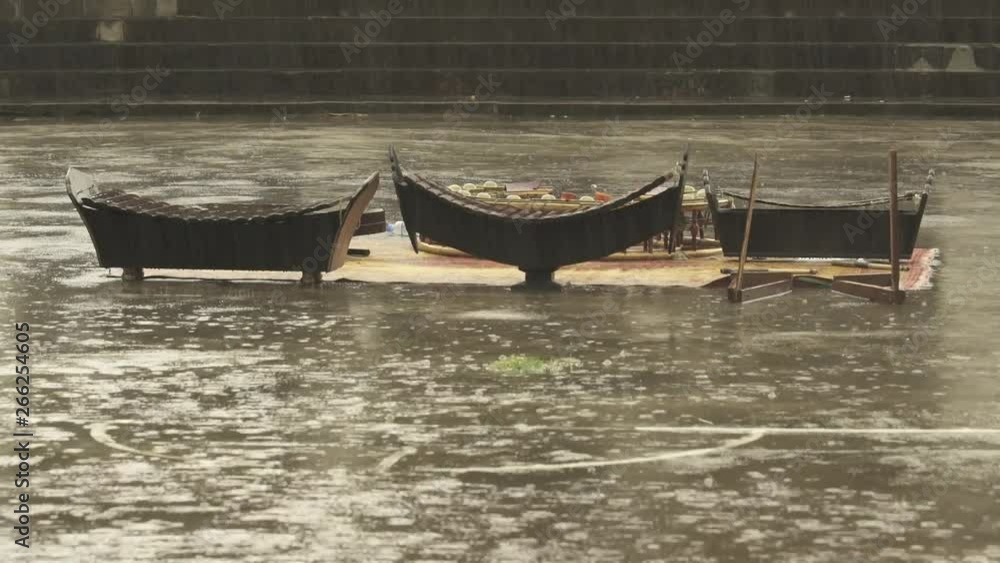 Wideo Stock: Static shot across outdoor play area with group of Ranat ...
