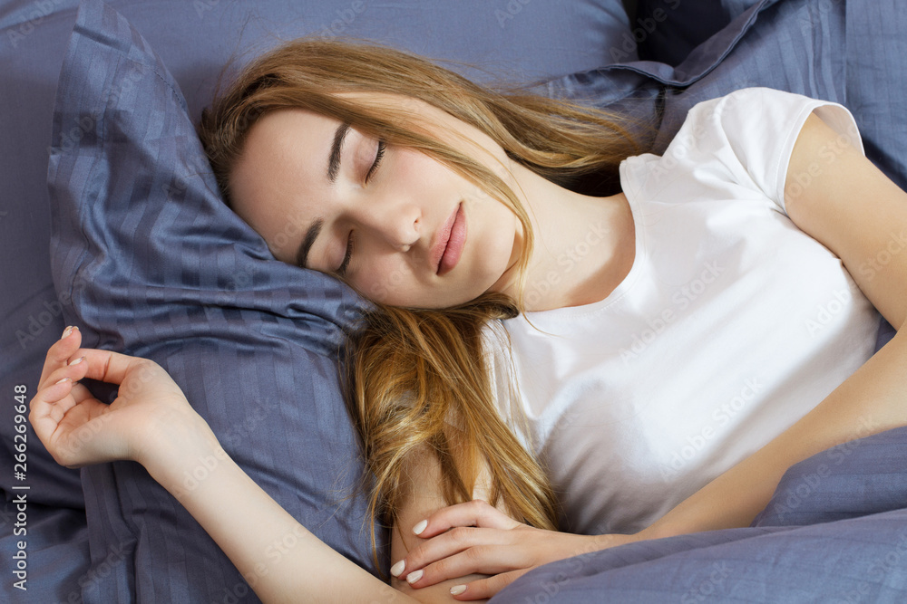 Girl is sleeping in a bed at home top view. Sleeping. Dreams. foto de ...