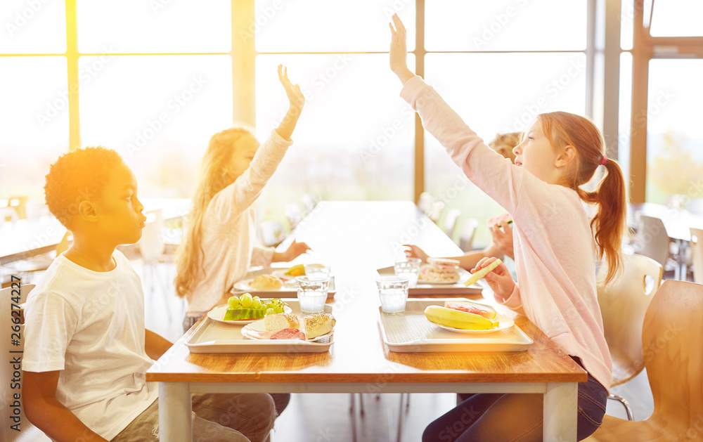 Kinder in Kantine einer Schule machen High Five Stock Photo | Adobe Stock