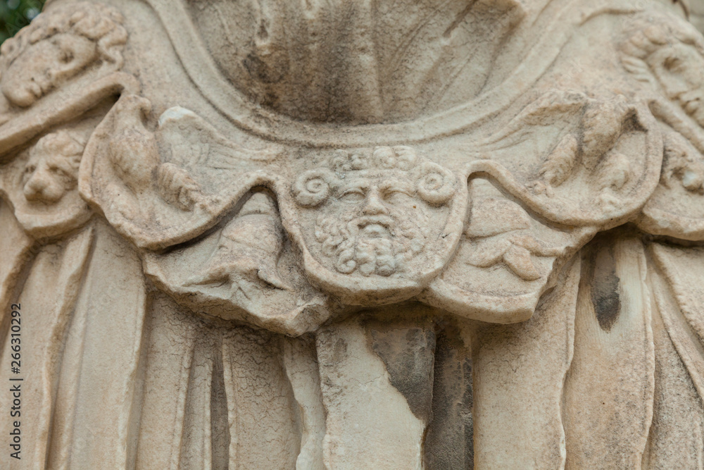 Estatua del emperador romano Adriano. Situada frente al templo de ...