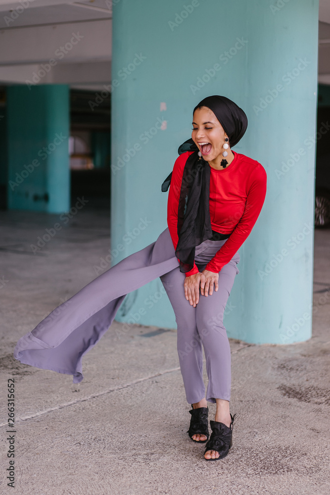 Hot Hijabis Bend