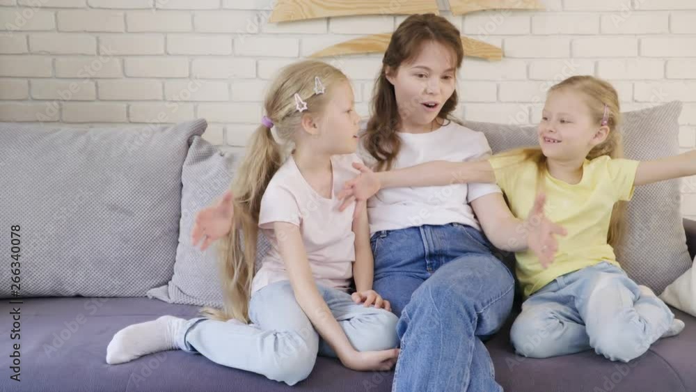 Mother tickling girls on couch Stock ビデオ | Adobe Stock