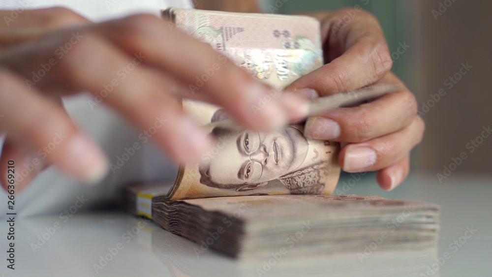 Foto Stock Close up hands counting of thousansds Thai baht money.Close ...