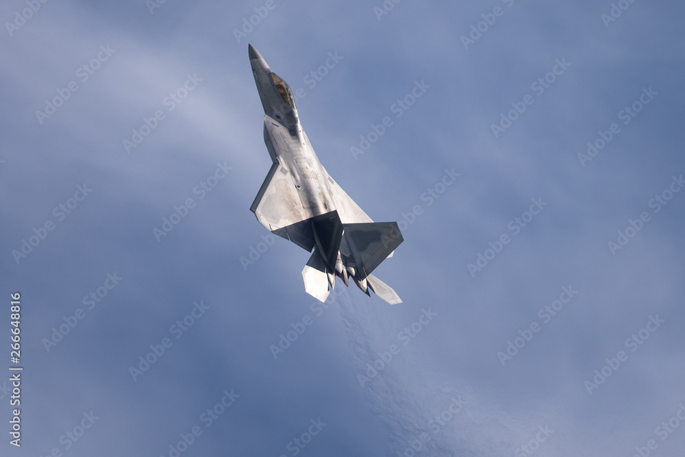 Foto de F-22 Raptor in beautiful light against clouds, with the jet ...