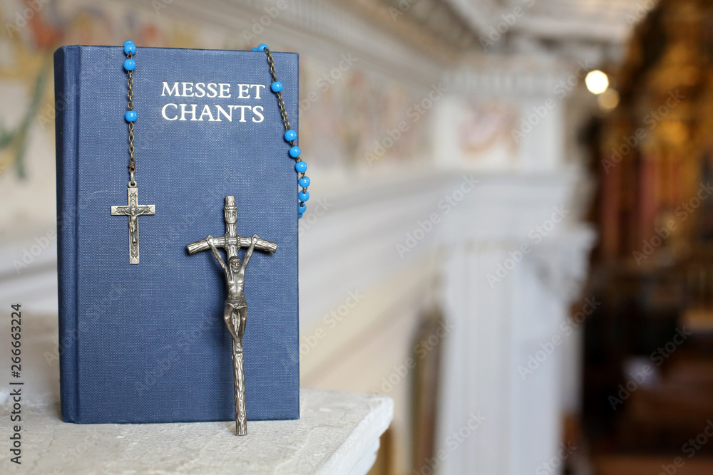 Livre de messe et chants, crucifix et chapelet. / Book of Mass and ...