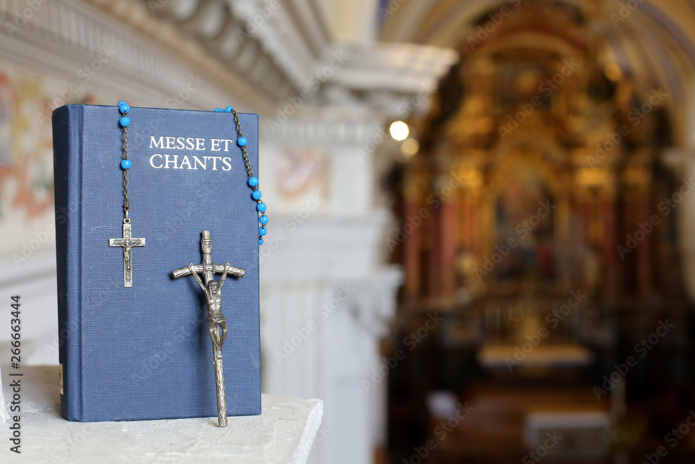 Livre de messe et chants, crucifix et chapelet. / Book of Mass and ...