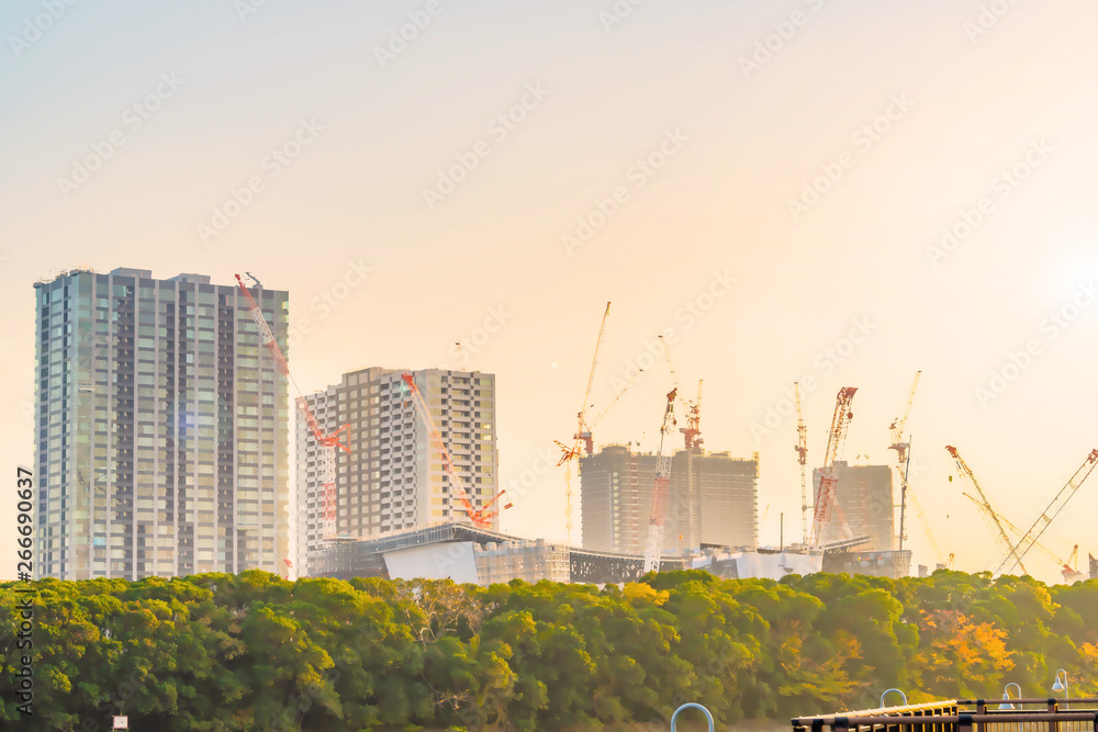 建設現場 Construction work of high-rise building. Anime style illustration ...
