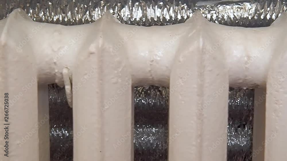 Vidéo Stock Beige cast iron radiator on the wall, close shot. Blurred ...