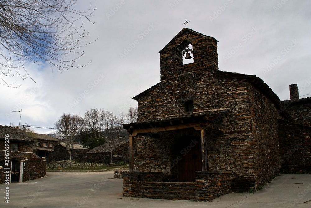 Iglesia católica del pueblo de Campillejo (Pueblo negro) de Guadalajara ...