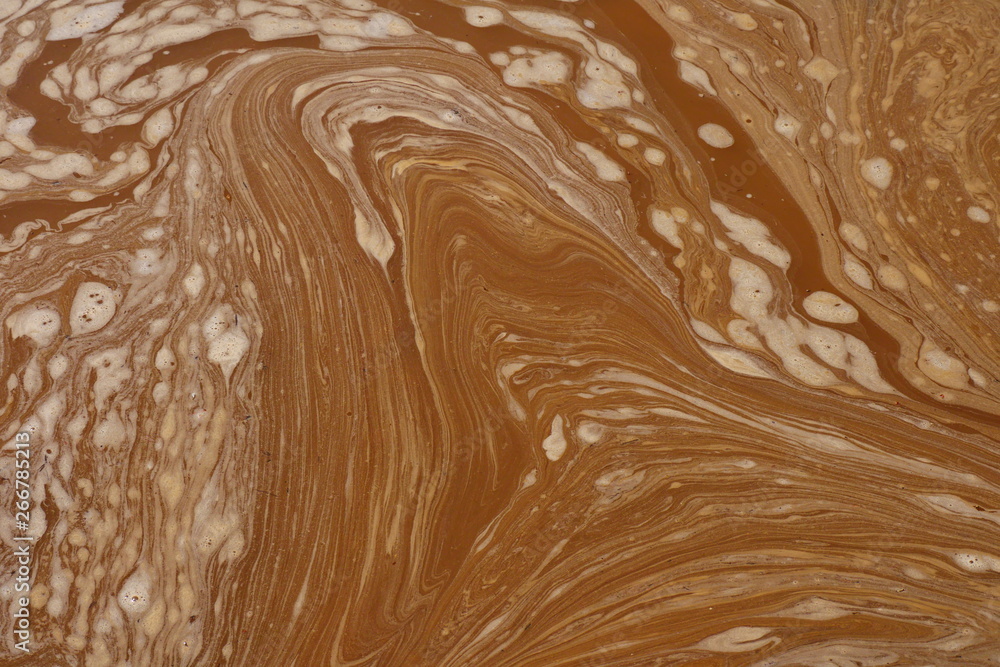 Dibujos abstractos en un charco de barro, una imagen ideal para usar ...
