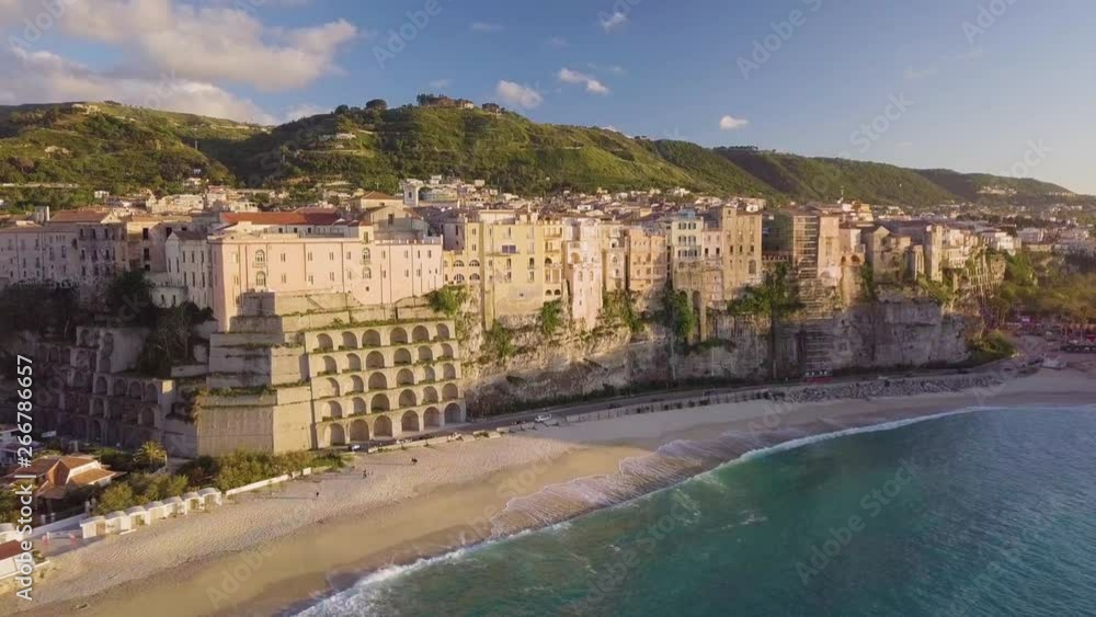 Tropea. Vista aerea della città italiana in Calabria. Affaccio sul mare ...