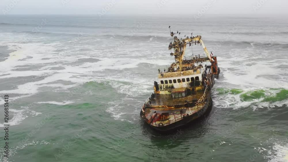 Vidéo Stock Dramatic aerial over a spooky shipwreck grounded fishing ...