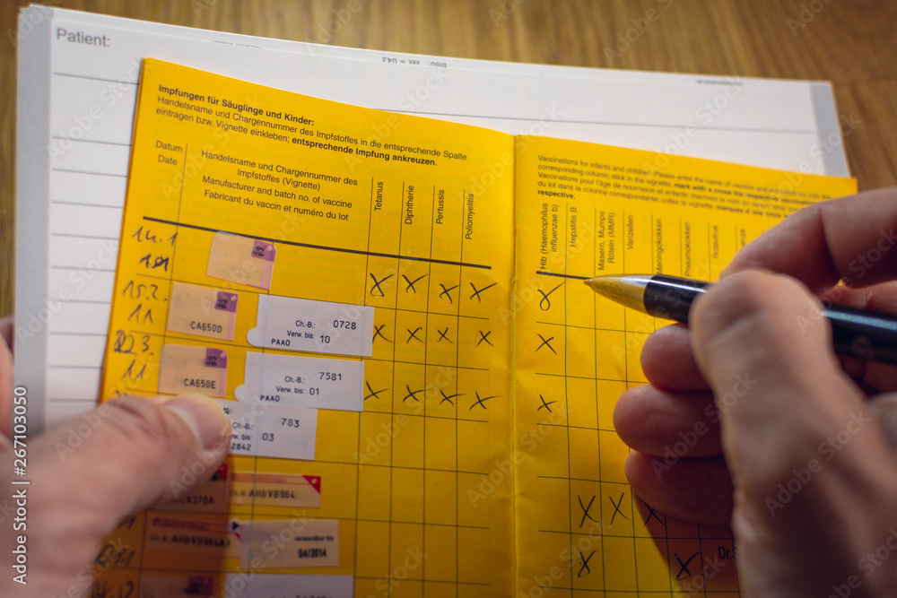 Impfpass wird ausgefüllt Stock-Foto | Adobe Stock