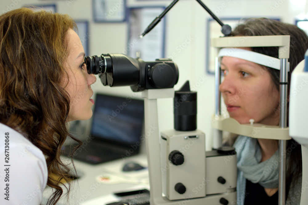 Foto de pretty young woman undergone an ocular fundus inspection with ...