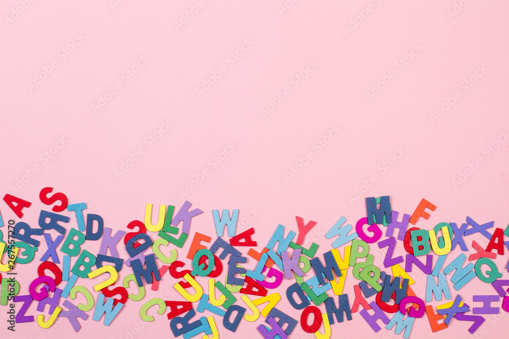 Letras de abecedario con letras de colores vista desde arriba sobre ...