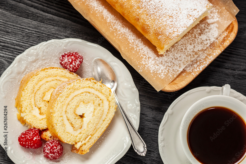 Ciasto - rolada biszkoptowa z kremem mascarpone na talerzyku, obok kawa ...