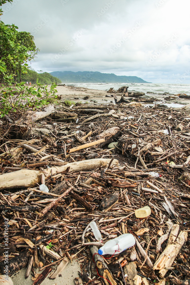 Pollution sur une plage du Costa Rica après de grosse pluies, les ...