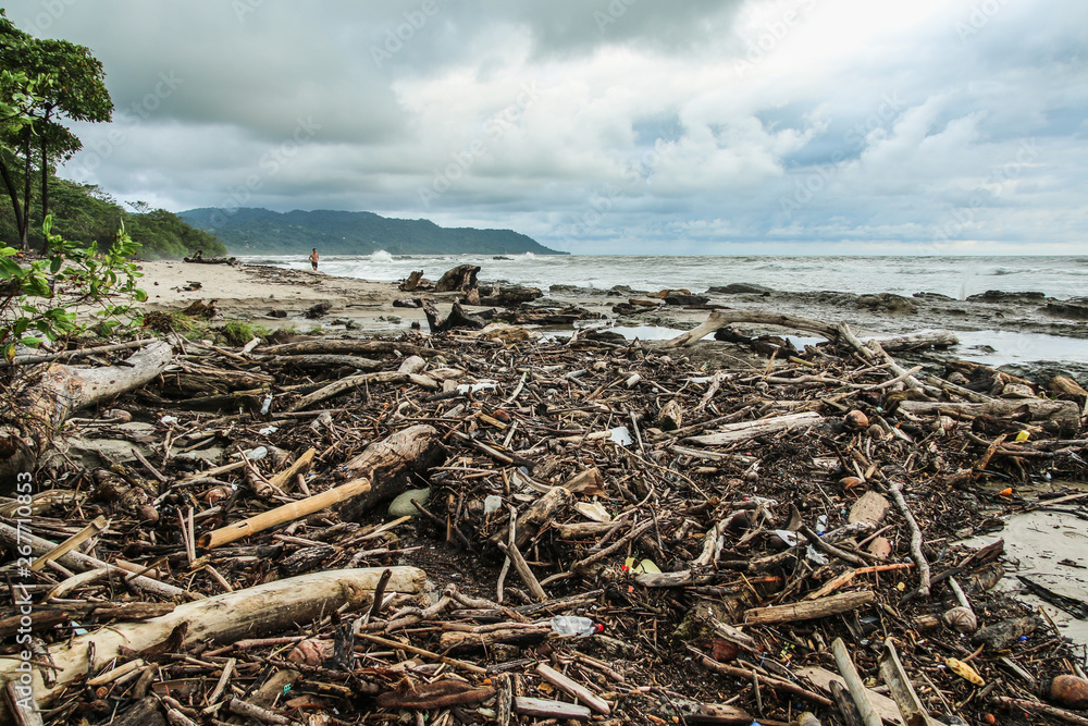 Pollution sur une plage du Costa Rica après de grosse pluies, les ...