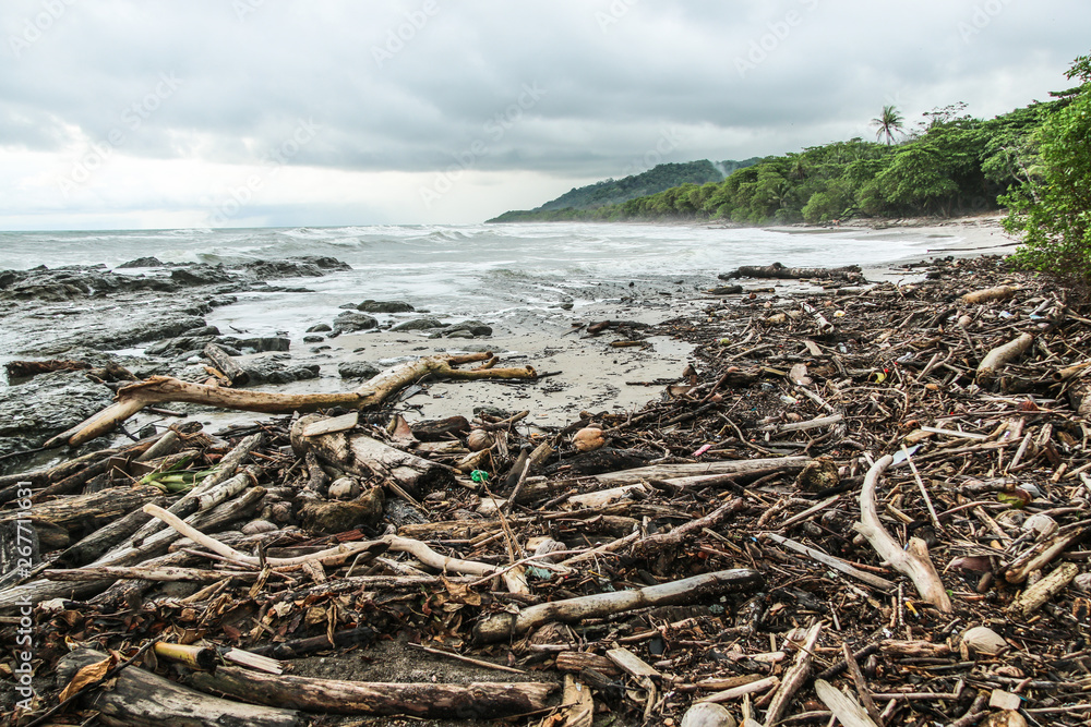 Pollution sur une plage du Costa Rica après de grosse pluies, les ...