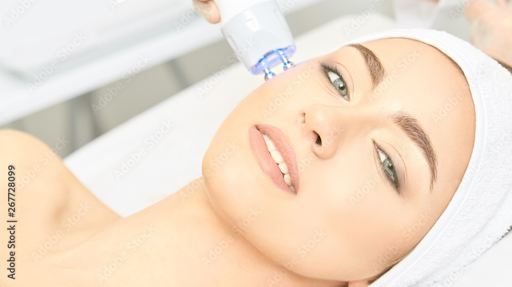 Light infrared therapy. Cosmetology head procedure. Beauty woman face ...