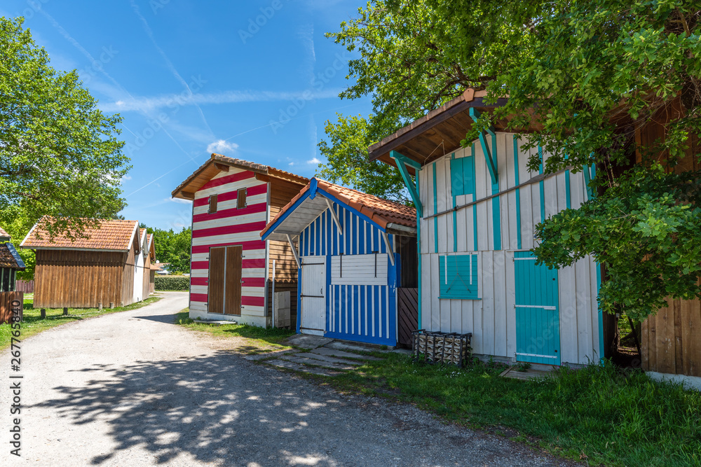 BIGANOS (Bassin d'arcachon, France), les maisons colorées du port ...