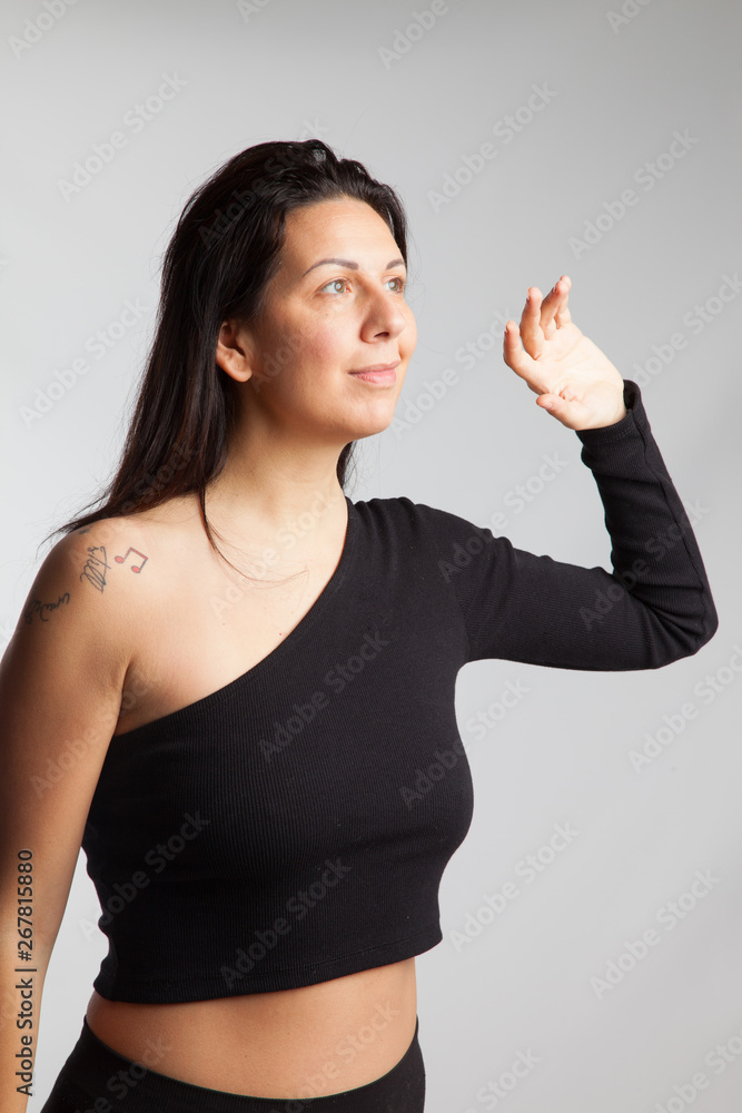 Chica joven reflexionando, mirando al futuro o recordando el asado ...