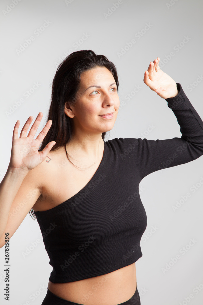 Chica joven reflexionando, mirando al futuro o recordando el asado ...