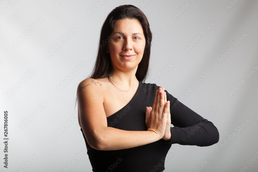 Chica joven reflexionando, mirando al futuro o recordando el asado ...