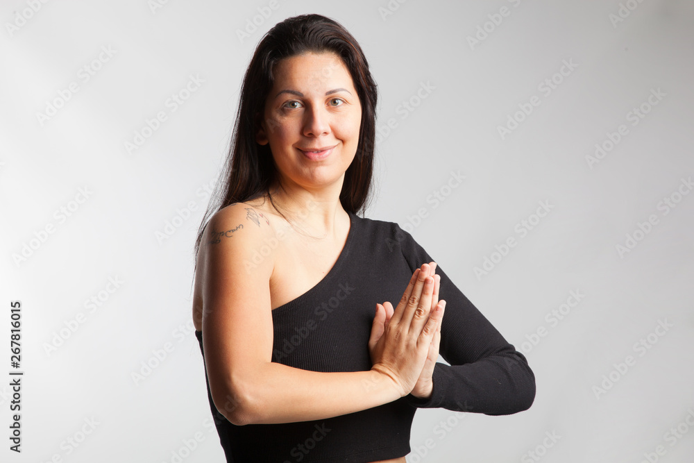 Chica joven reflexionando, mirando al futuro o recordando el asado ...