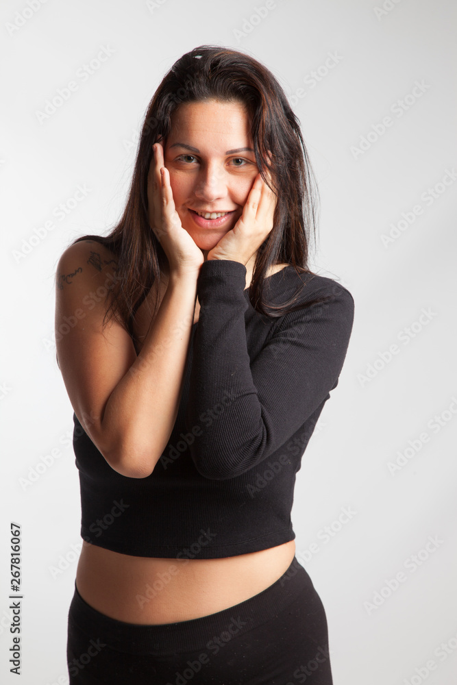 Chica joven reflexionando, mirando al futuro o recordando el asado ...