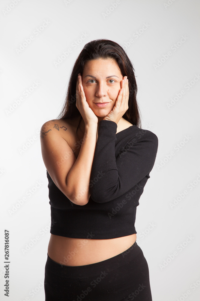 Chica joven reflexionando, mirando al futuro o recordando el asado ...