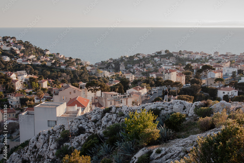 Panorama miasta nad morzem o zachodzie słońca Stock Photo | Adobe Stock