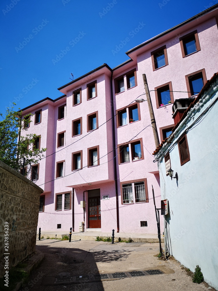 Frisch gestrichene rosa Fassaden im osmanischen Stil im Sommer bei ...