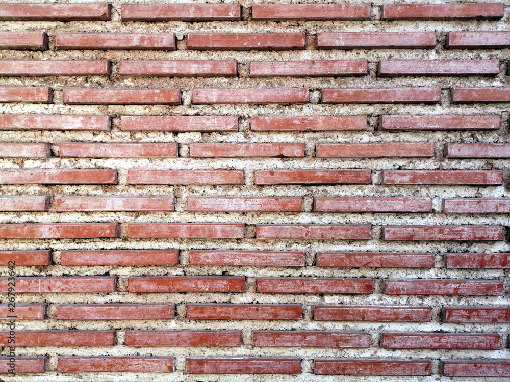 Altes Mauerwerk mit rotbraunem Backstein im Sommer bei Sonnenschein in ...