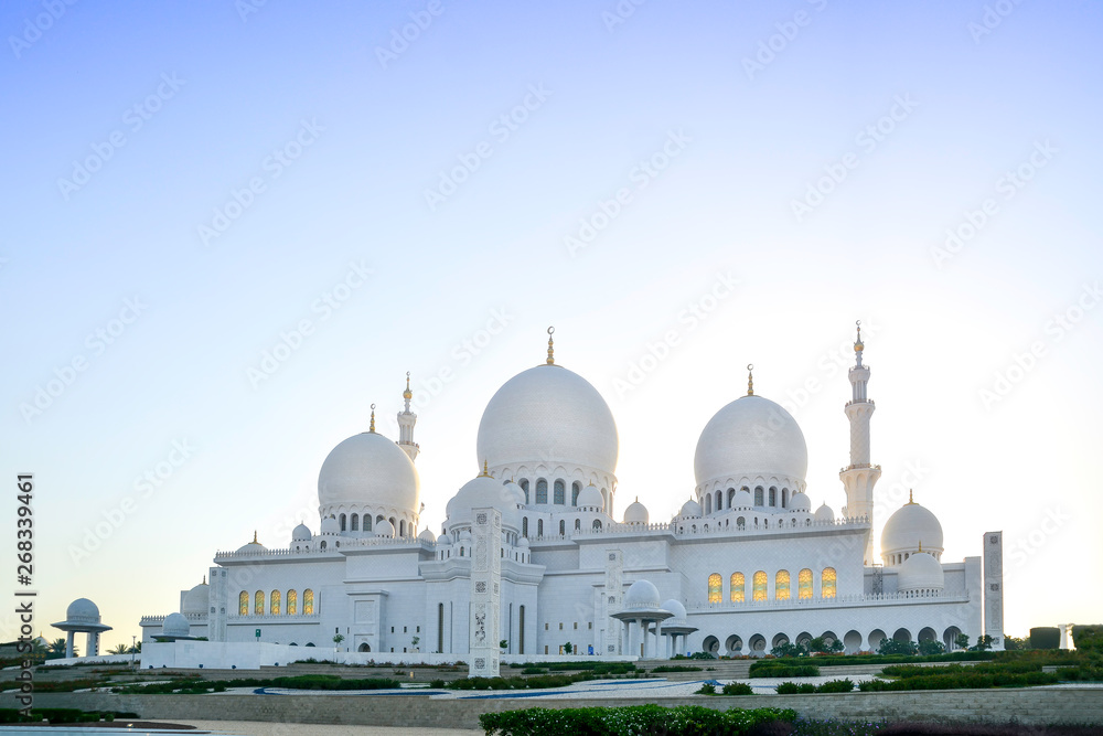 Amazing view of Sheikh Zayed Grand Mosque, one of the most impressive ...