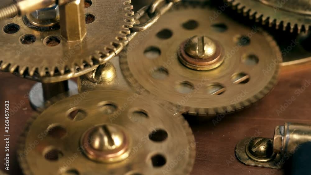 Video Stock Steampunk, gear rotation mechanism, begins to rotate, but ...
