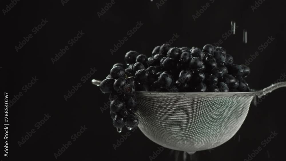 Vidéo Stock in the video we see grapes in a sieve, water start fall ...