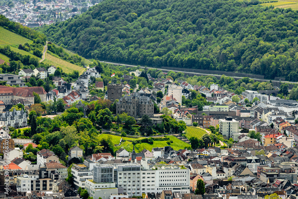 Blick auf Bingen am Rhein mit der Burg Klopp und gespiegelter Sonne in ...