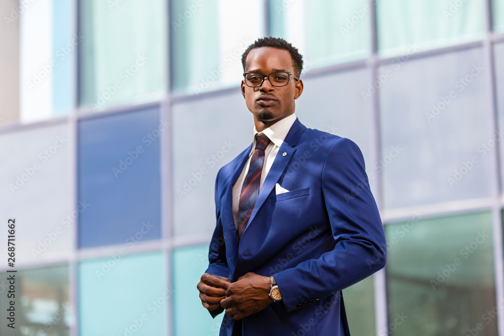 Outdoor standing portrait of a black African American business man foto ...