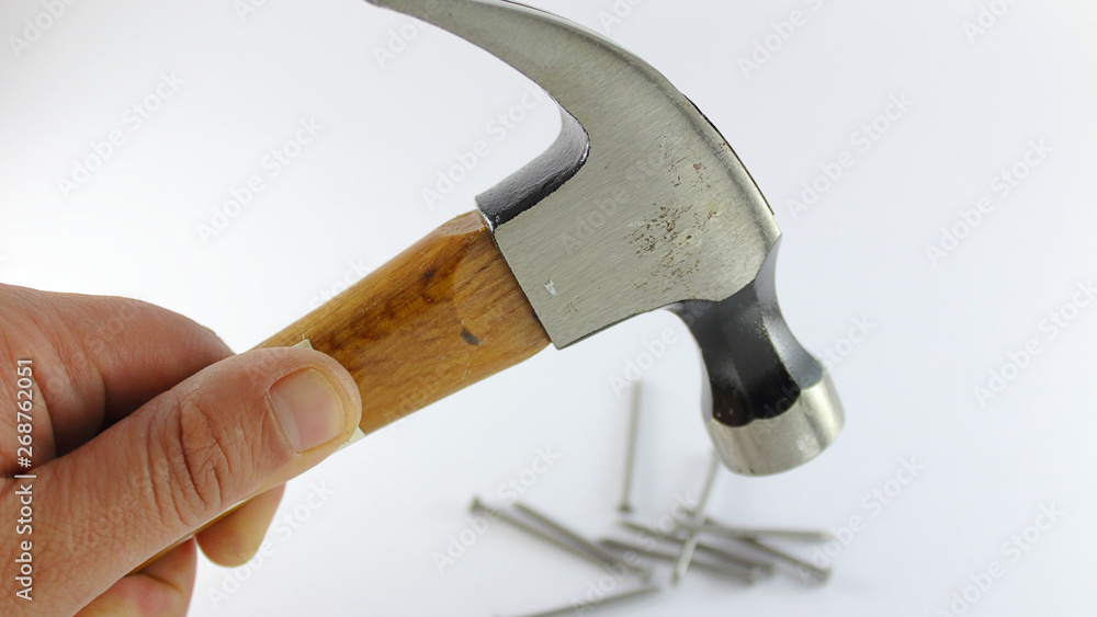 Herramienta para golpear, para clavar y extraer clavos. Tiene en una ...