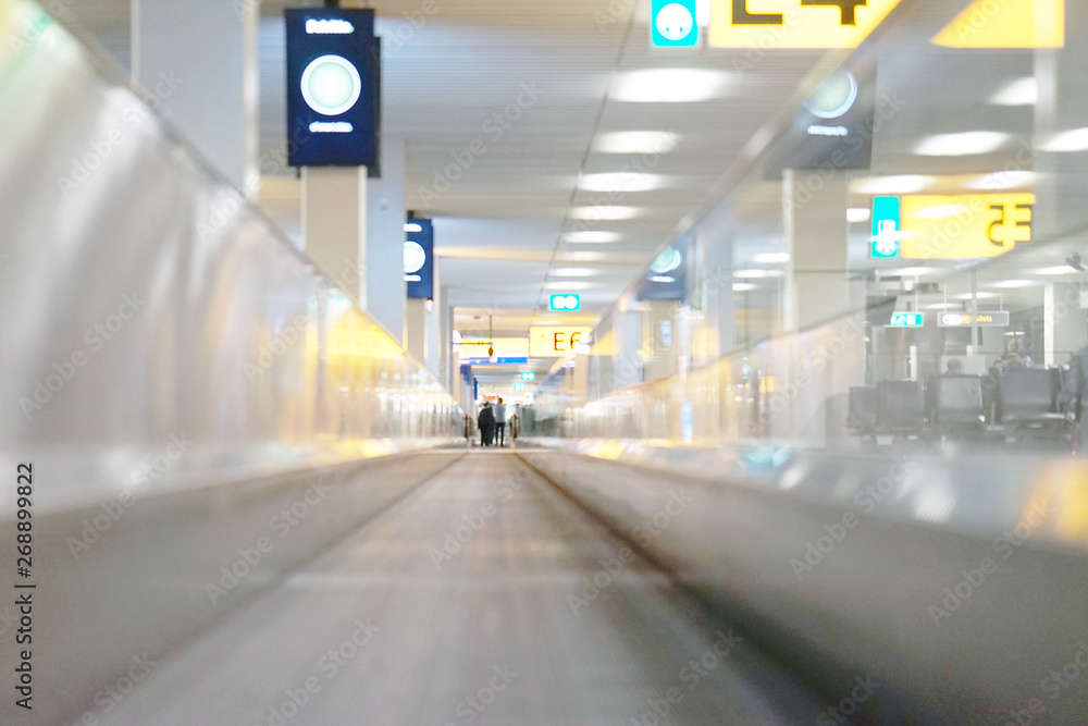 Foto de Moving walkway, moving sidewalk, moving pavement ...