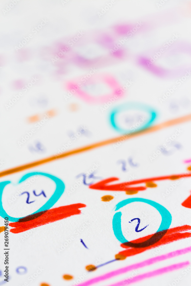 Handgezeichnete / -geschriebene Kalenderskizze mit bunten Markierungen ...
