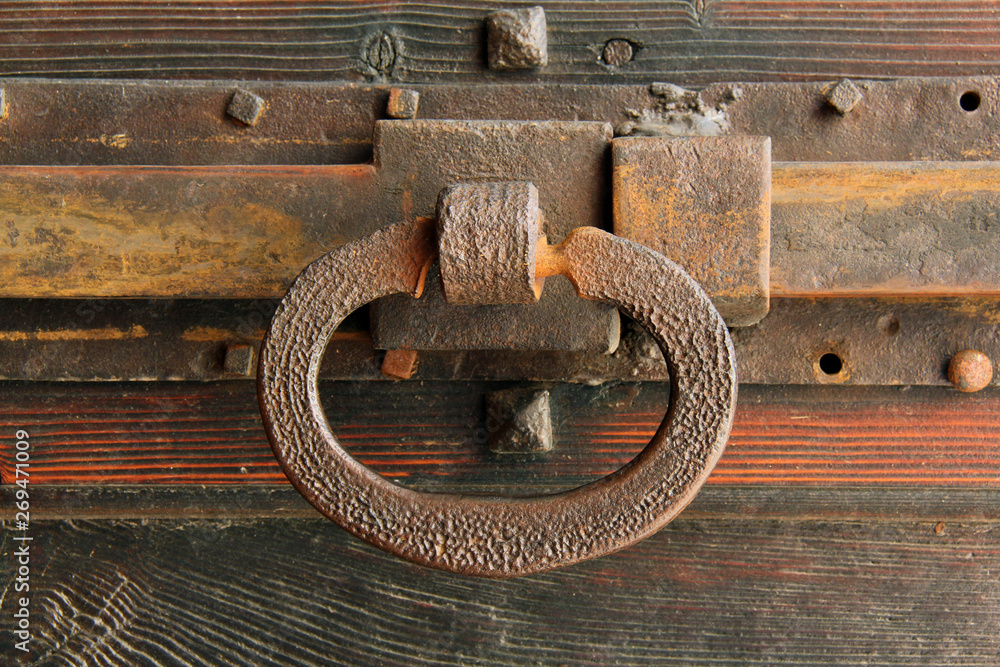 catenaccio; portone della chiesa dell'abbazia di Mirasole, nei pressi ...