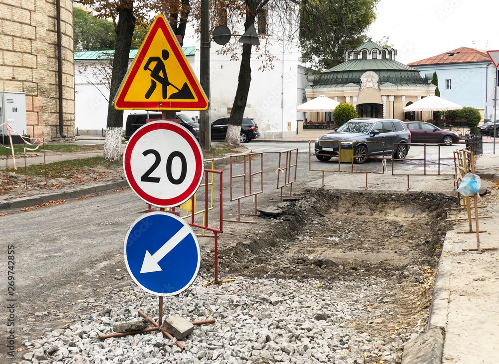 Foto de Road work warning signs and barriers during asphalt pavement ...
