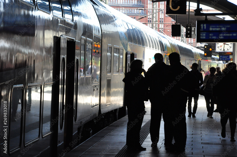 Hauptbahnhof, Menschen auf dem Bahngleis und ein eingefahrener Zug, die Menschen kommen und ...