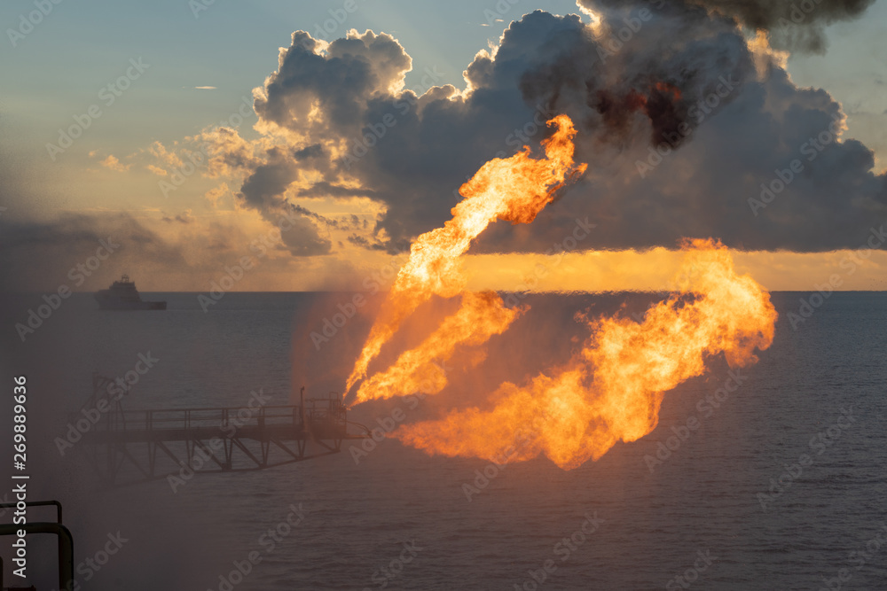 Foto de Well testing operation (flaring) of an oil and gas drilling rig ...