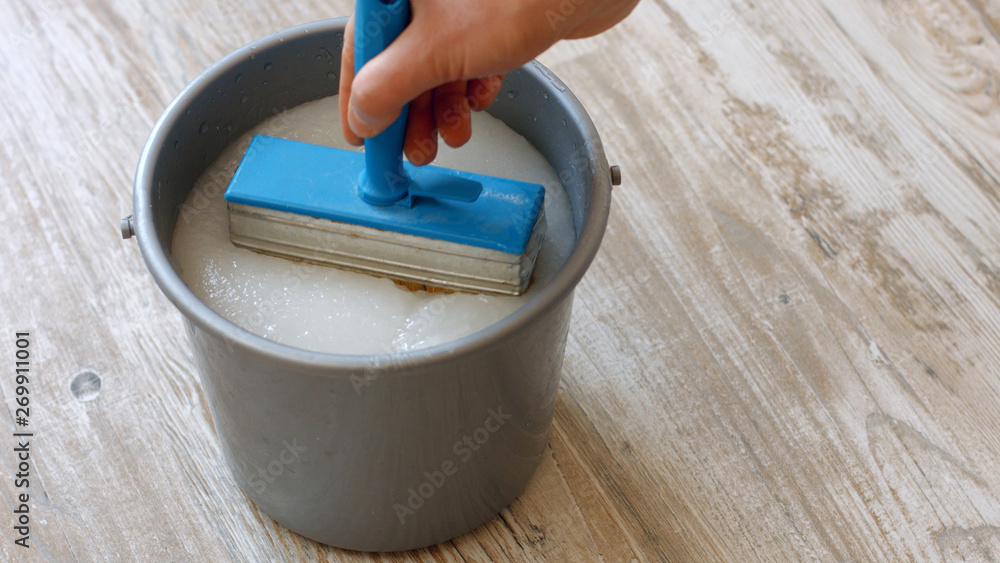 Foto de Male hand holding brush for applying wallpaper paste. Wallpaper ...